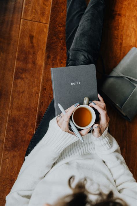 노트북과 커피 한 잔을 들고 바닥에 앉아 있는 사람 사진 Unsplash의 무료 차 이미지