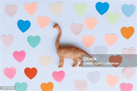 컬러풀한 하트의 배경에 측면 보기 Brachiosaurus 장난감 발렌타인 데이의 개념 갈고리 발톱에 대한 스톡 사진 및 기타 이미지 갈고리 발톱 격노한 공룡