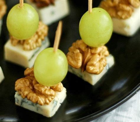Канапе с сыром виноградом и грецкими орехами Еда для вечеринки Изысканные закуски Рецепты еды