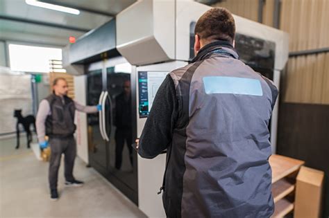 대형 현대 3d 프린터 기계에서 작업하는 작업자 인쇄기 기술자 3차원 형태에 대한 스톡 사진 및 기타 이미지 3차원 형태 건설 산업 공장 산업 건물 Istock