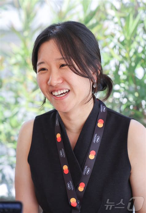 칸영화제 인터뷰하는 첫여름 허가영 감독 뉴스1