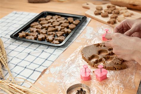 나무 판에 많은 모양의 크리스마스 쿠키 클로즈업 크리스마스 수제 진저 브레드 남자와 나무 테이블에 크리스마스 트리 쿠키 갈색에 대한 스톡 사진 및 기타 이미지 Istock