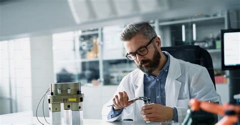 현대 로봇 팔을 설계하고 실험실에서 목적지에 앉아 있는 로봇 공학 엔지니어 사진 Unsplash의 자동 이미지