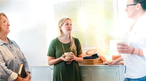 비공식 회의 또는 모임에서 솔직 하 게 명랑 한 캐주얼 여성 가정 생활에 대한 스톡 사진 및 기타 이미지 가정 생활 가족 공동체 Istock