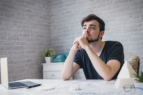 기계 부품을 설계에 대 한 청사진에 새로운 프로젝트를 작업 하는 엔지니어링 남자 Office 구성 요소는 3 차원 프린터의 조정 이다 공학 도구 및 기술 개념입니다 3차원
