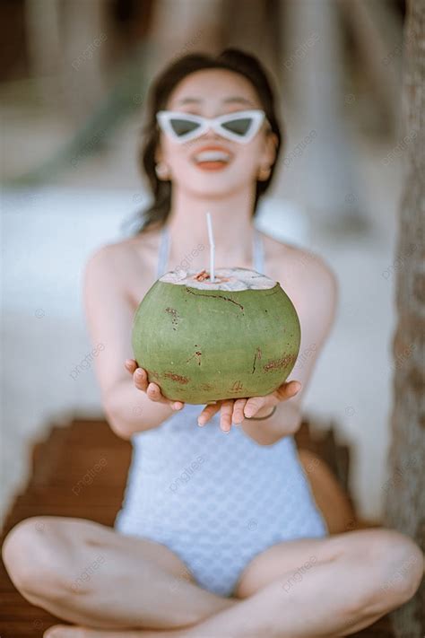 코코넛을 양손에 들고 여름 오후 코코넛 해변 배경 여름 아름다움 캐릭터 배경 일러스트 및 사진 무료 다운로드 Pngtree