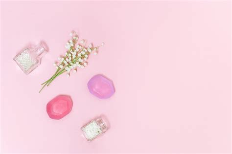 골짜기의 백합의 꽃과 부드러운 분홍색 배경에 향기로운 비누텍스트 여유 공간이 있습니다 수제 비누 바 아로마테라피 뷰티 스파 배경 맨 위 보기입니다 0명에 대한 스톡 사진 및