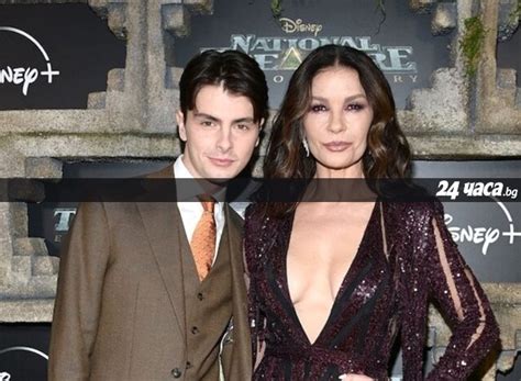 Катрин Зита Джоунс се похвали с порасналия си син