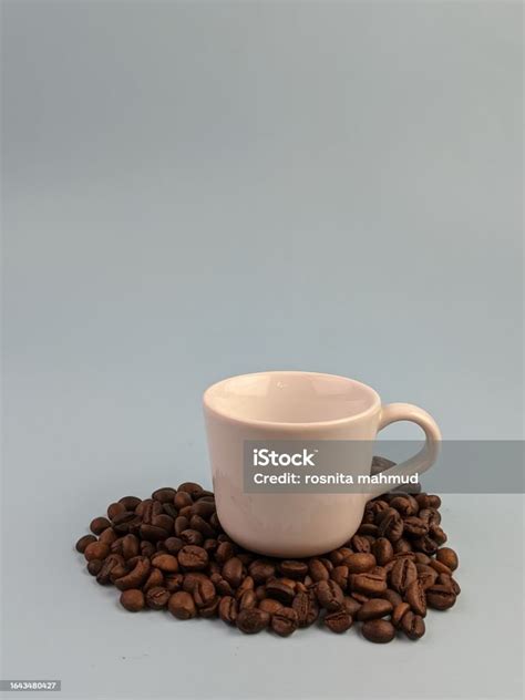 어두운 질감의 배경에 쿠키와 케이크가 있는 카페에서 검은 튀긴 커피 원두 커피 원두와 함께 컵에 맛있는 김이 나는 에스프레소 위에서 볼 수 있습니다 밝은 배경입니다 0명에