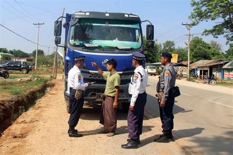 နမ့်စန်တွင် မော်တော်ယာဉ်များဖောင်းကြွနံပါတ်ပြားအသစ်ပြောင်းလဲတပ်ဆင်ခြင