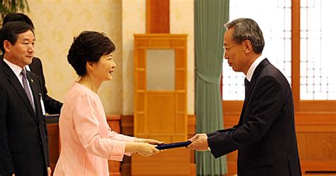 박 대통령 박준우 신임 정무수석 임명장 수여