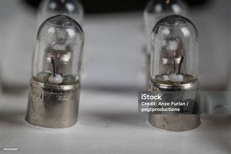 자동차의 구형 위치 램프 전구의 세부 사항 벌크 골판지 포장에 다양한 위치 전구 0명에 대한 스톡 사진 및 기타 이미지 0명