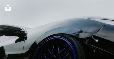 반짝이는 파란 바퀴 달린 자동차의 클로즈업 사진 Unsplash의 무료 자동차 이미지