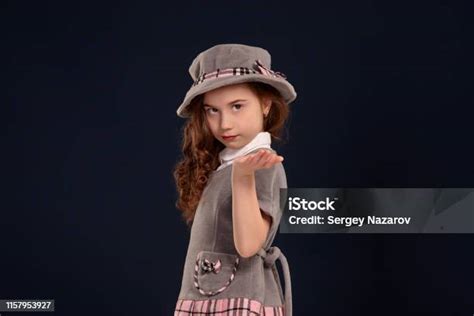 검은 배경에 포즈를 취하는 길고 곱슬 머리로 사랑스러운 어린 아이의 스튜디오 샷 갈색 머리에 대한 스톡 사진 및 기타 이미지 갈색 머리 감정 곱슬 머리 Istock