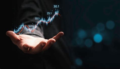 기술 투자 분석 개념에 대한 어두운 배경에 주식 시장 그래프 차트와 스마트 폰을 들고 상인 손 Brand Name Smart