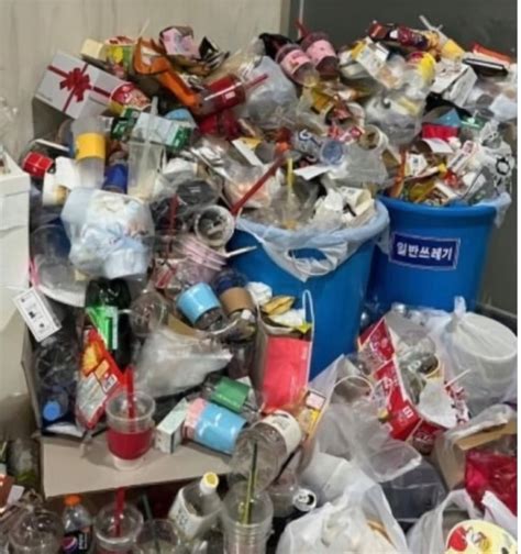 이러고 선생 된다니…공분 산 사범대 쓰레기통 사진 한장 머니투데이