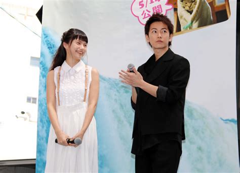 【写真 5 16枚】佐藤健＆宮崎あおい：名古屋・大須商店街に登場 巨大招き猫の頬かむりに「工事現場みたい…」 Mantanweb（まんたんウェブ）