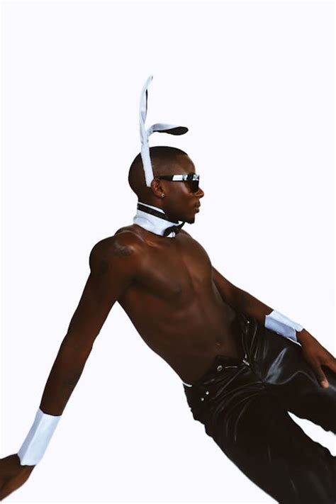 개성 검은 가죽 바지 나비 넥타이 나타내는 남성 모델 다이나믹한 패션 대담한 패션 독특한 모델 미니멀리스트 미니멀리스트 패션 상의 탈의 세련된 의류