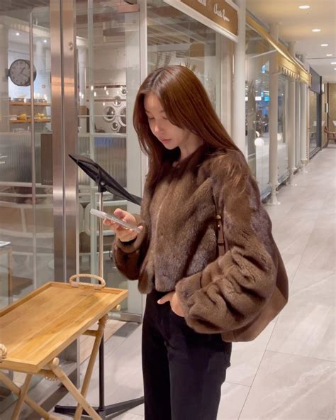 마이림 한혜림 예쁘니까 좋아해주실만도🤎 이번시즌 밍크자켓은 패스하시려다 할인도 할인이지만 이디자인은 무조건이다하시는분들 왜이리 많으신가요🫢 근데 예쁘긴 진짜 예뻐요