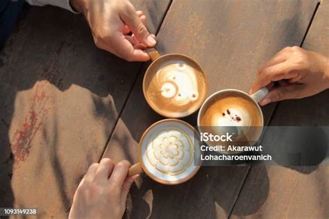 다른 커피는 카푸치노 모카 캐 러 멜 우유 강한 빛으로 아침에 나무 시골풍 테이블에 친구의 손을 잡고 복사 공간 그림자의 3 컵 라떼에 대한 스톡 사진 및 기타 이미지