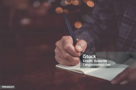 잊지 말거나 미래를위한 목록 계획을 할 수있는 메모를 하기 위해 작은 흰색 메모 노트에 적어 여성의 손 개념에 대한 스톡 사진 및 기타 이미지 Istock