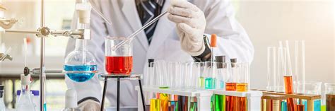 실험실 유리 제품 및 화학 실험실 배경 과학 실험실 연구 및 개발 개념에서 테스트 튜브와 플라스크를 들고 과학자의 손 Stem 주제에 대한 스톡 사진 및 기타 이미지