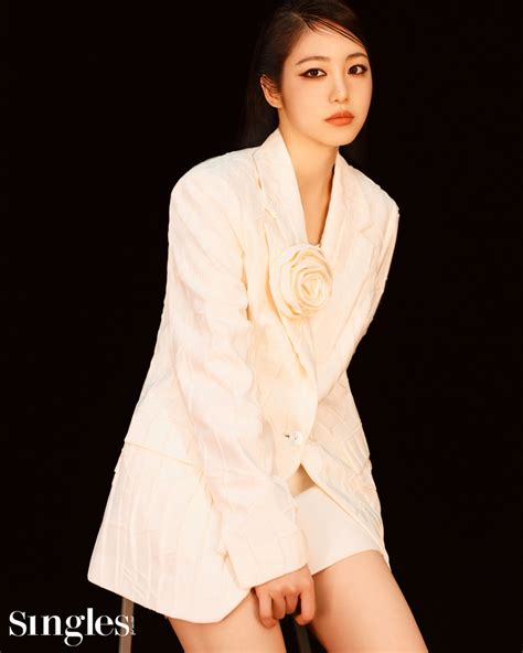 신예은 하의실종룩에 스모키 메이크업…고혹적 분위기[화보] Pickcon