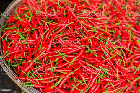 베트남 시장에 고리 버들 세공 바구니에 작은 빨간 칠리 페 퍼 과일에 대한 스톡 사진 및 기타 이미지 과일 날카로운 다발