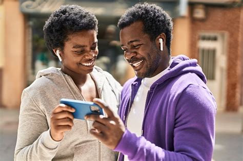 거리에서 스마트 폰으로 비디오를보고있는 아프리카 계 미국인 남성과 여성 커플 20 24세에 대한 스톡 사진 및 기타 이미지 20 24세 2명 Brand Name