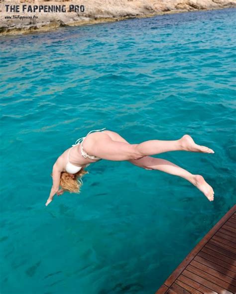 Heather Graham Exposed Her Sexy Body In Bkini 6 Photos The Fappening