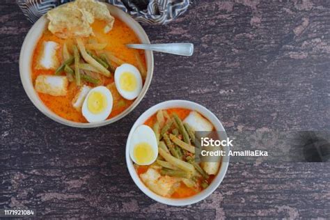 론통 사우르 인도네시아 요리 코코넛 밀크와 향신료로 조리한 채소를 곁들인 압축 떡 삶은 달걀과 에핑 크래커와 함께 제공 0명에 대한 스톡 사진 및 기타 이미지 Istock