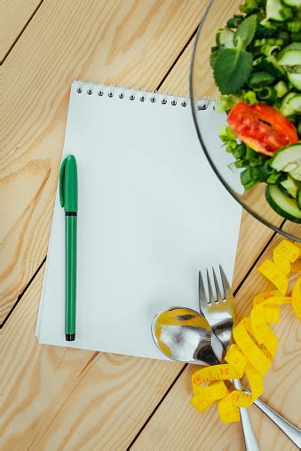 다이어트 계획 메뉴 또는 프로그램 테이프 측정 및 다이어트 음식 0명에 대한 스톡 사진 및 기타 이미지 0명 개념 개념과 주제 Istock