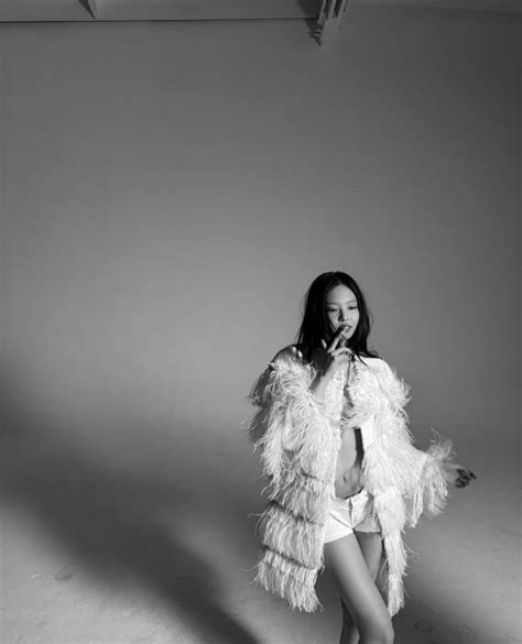 제니 망사 스타킹 확대→ 상반신 탈의… 파격 노출 화보 추가 공개