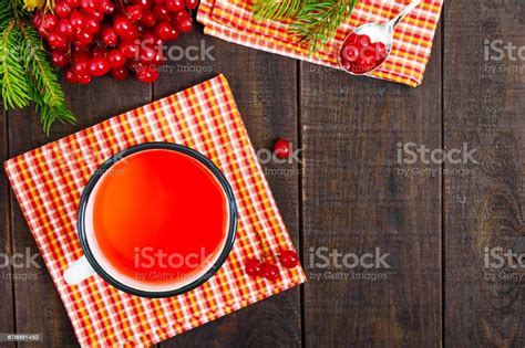 어두운 나무 배경에 흰색 머그잔에 뜨거운 베리 티 가 막 살 나무속으로 차입니다 유리 항아리에 설탕과의 열매 치료 음료입니다 상위 뷰 가을에 대한 스톡 사진 및 기타 이미지