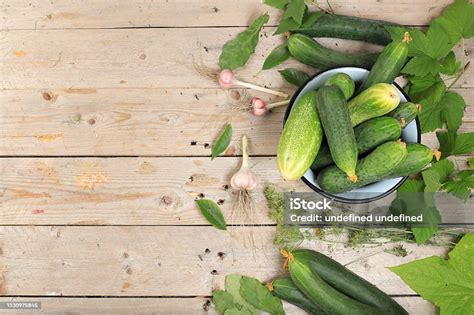 건포도 체리 딜 잎이 있는 신선한 바삭바삭한 오이가 오래된 나무 테이블에 있는 철그릇에 절인 데 마을에서 수확하는 개념 개념에 대한 스톡 사진 및 기타 이미지 Istock