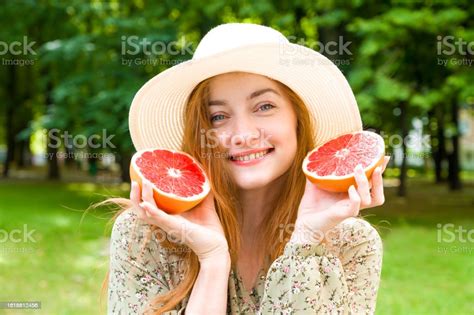자몽을 들고 모자를 쓴 행복한 빨간 머리의 젊은 여성 여름 초상화 개념입니다 과일과 비타민 25 29세에 대한 스톡 사진 및 기타 이미지 Istock
