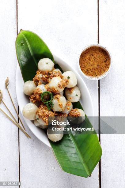 실록은 땅콩 소스와 함께 제공되는 타피오카 가루로 만든 서자바 인도네시아 전통 간식입니다 0명에 대한 스톡 사진 및 기타 이미지 0명 그릇 길거리 음식 Istock