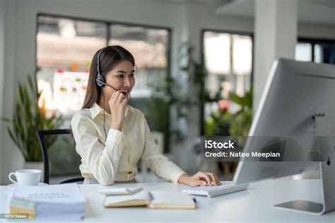 직장에서 행복한 미소를 짓는 여성 고객 지원 전화 교환원의 초상화 콜센터에서 일하는 아름다운 아시아 여자 웃고 있다 Office Of Management And Budget