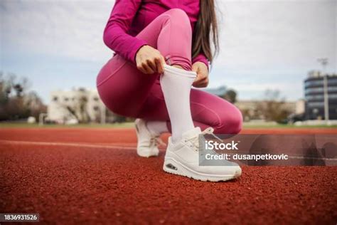 스타디움에서 달리기를 준비하는 스포츠우먼의 클로즈업 양말에 대한 스톡 사진 및 기타 이미지 양말 운동열 운동 선수 Istock