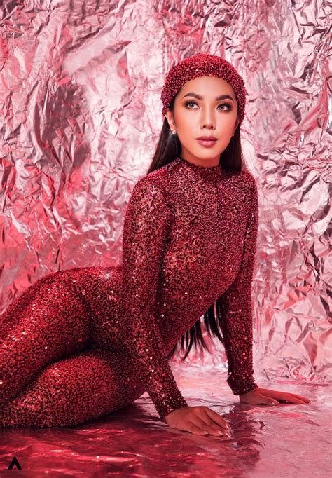 ကောက်ကြောင်းအလှကိုအထင်းသားပေါ်လွင်စေတဲ့ ဖက်ရှင်လေးနဲ့ ဆွဲဆောင်မှုရှိစွာလှပနေတဲ့ ဝါဆိုမိုးဦး