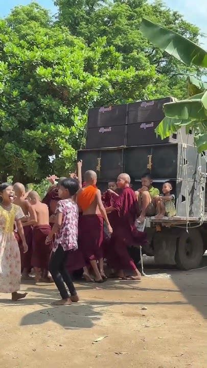 ဆောင်းဘောက်ကြီးတွေရှေ့မှာ ပျော်ပျော်ပါးပါး ကခုန်နေကြတဲ့ ကိုရင်ငယ်လေးတွေ
