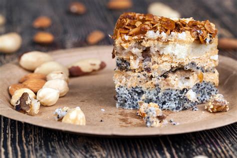 버터 크림과 스폰지 케이크와 양귀비 씨앗과 견과류를 많이 달콤한 케이크 0명에 대한 스톡 사진 및 기타 이미지 0명 다양 땅콩 견과 Istock