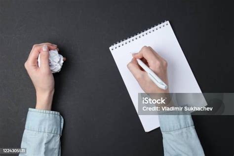 아이디어의 부족 여성의 손은 노트북에 쓰고 검은 배경에 구겨진 종이 공을 들고 있다 맨 위 보기 개념에 대한 스톡 사진 및 기타 이미지 Istock