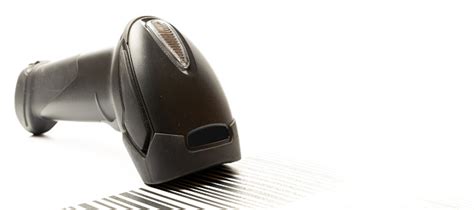 바코드 스캐너 창고용 레이저 스캐너를 판독합니다 흰색 배경에서 격리된 소매 라벨 바코드 스캔 재고 제품 비즈니스 기술 0명에