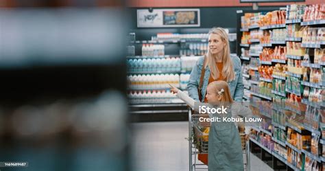 소비자 어머니와 소녀 쇼핑 상점 및 식료품 점에서 품목 행복 및 구매를 선택합니다 통로에 있는 고객 엄마와 딸 슈퍼마켓의 식료품 또는 쇼핑객 제품 및 대화 슈퍼마켓에 대한