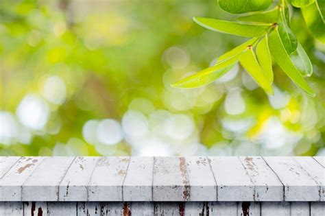 흐릿한 자연 보케 배경이 있는 빈 나무 테이블 프리미엄 사진