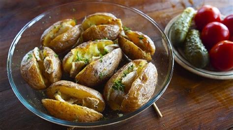 Рецепт запеченої картоплі з салом смачна вечеря за копійки Читайте на Ukr Net