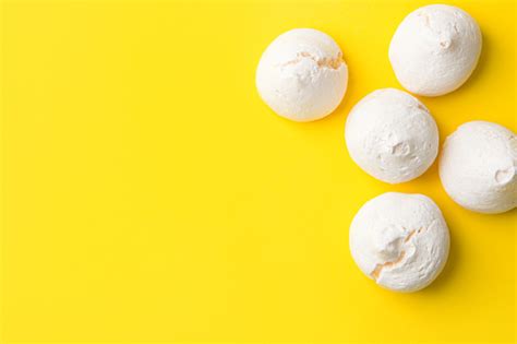 홈은 밝은 노란색 배경에 머 랭 쿠키를 구운 미니멀리스트 평면 누워 프랑스 이탈리아어 스위스 디저트 요리 과자 통풍이 잘되는 우아한 스타일 레시피 포스터 베이킹 코스 템플릿