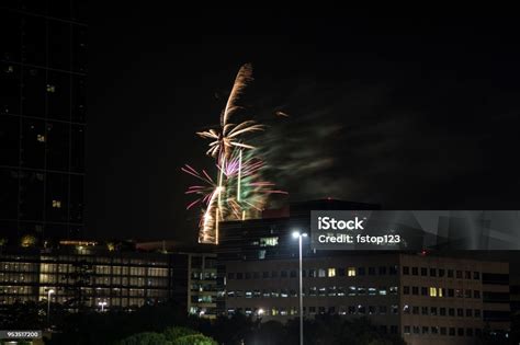 불꽃놀이 도시 지역에서 7 월 4 일 또는 새 해의 축 하에 대 한 표시 0명에 대한 스톡 사진 및 기타 이미지 0명 12월 31일 1월 Istock