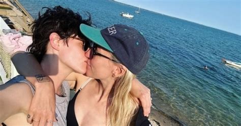 크리스틴 스튜어트 동성연인과 밸런타인데이 로맨틱 키스 “가장 섹시한 캣맘”[해외이슈]